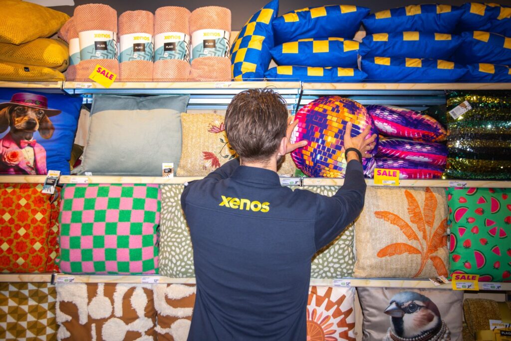 Nieuwe duurzamere bedrijfskleding voor Xenos - Groenendijk Bedrijfskleding